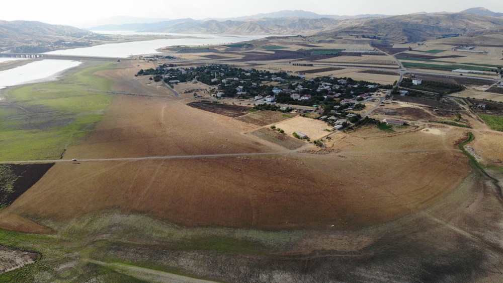 Su çekildi, nehir kenarında tarım başladı - Son Dakika Ekonomi ...