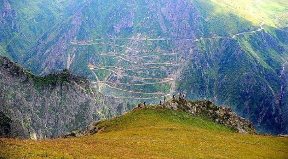 'Dünyanın en tehlikeli yolu' Derebaşı Virajları adrenalin tutkunlarını ...