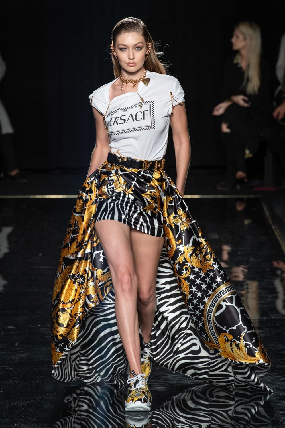 Ünlü modeller Versace 2019 Pre-Fall defilesi podyumunda - Son Dakika ...