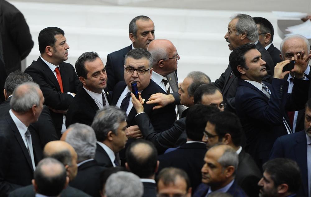 Meclis'te yumruklu kavga - Son Dakika Türkiye Haberleri | NTV Haber