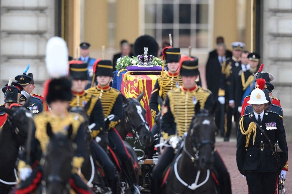Binlerce insan Kraliçe Elizabeth'in anısına resmi tatil çağrısında ...