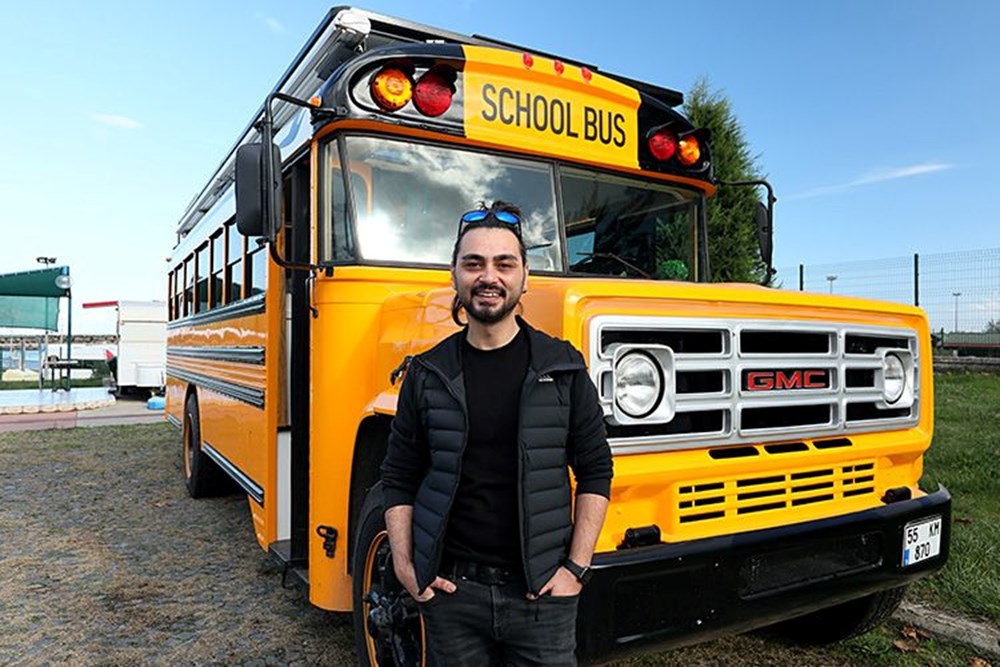 Karavana çevirdiği "school bus" ile 15 bin kilometre yol kat edecek | N ...