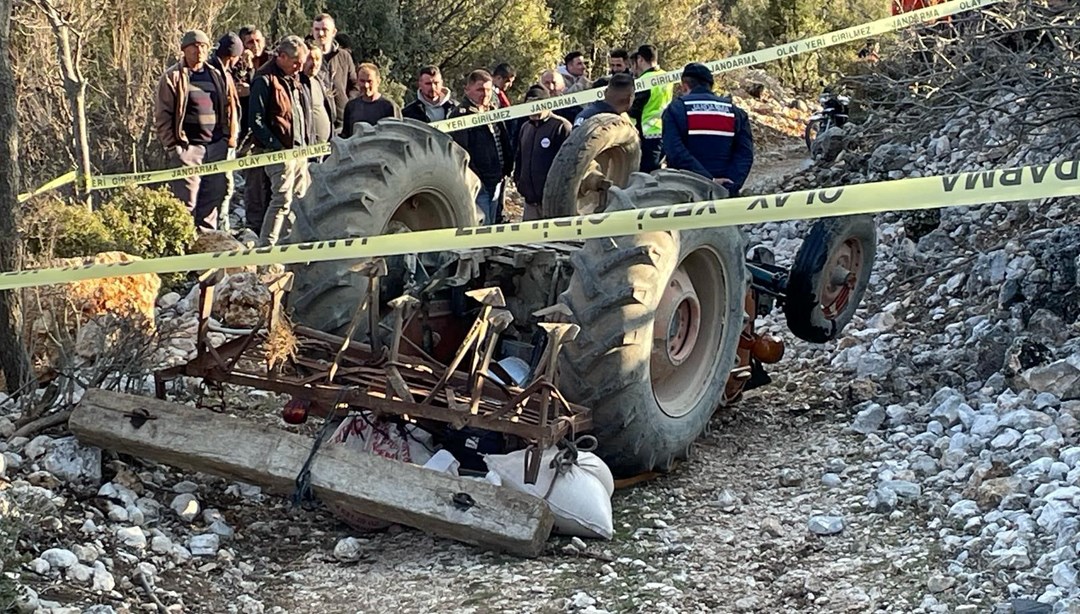 Devrilen traktörün altında kalan yaşlı adam hayatını kaybetti - Son ...
