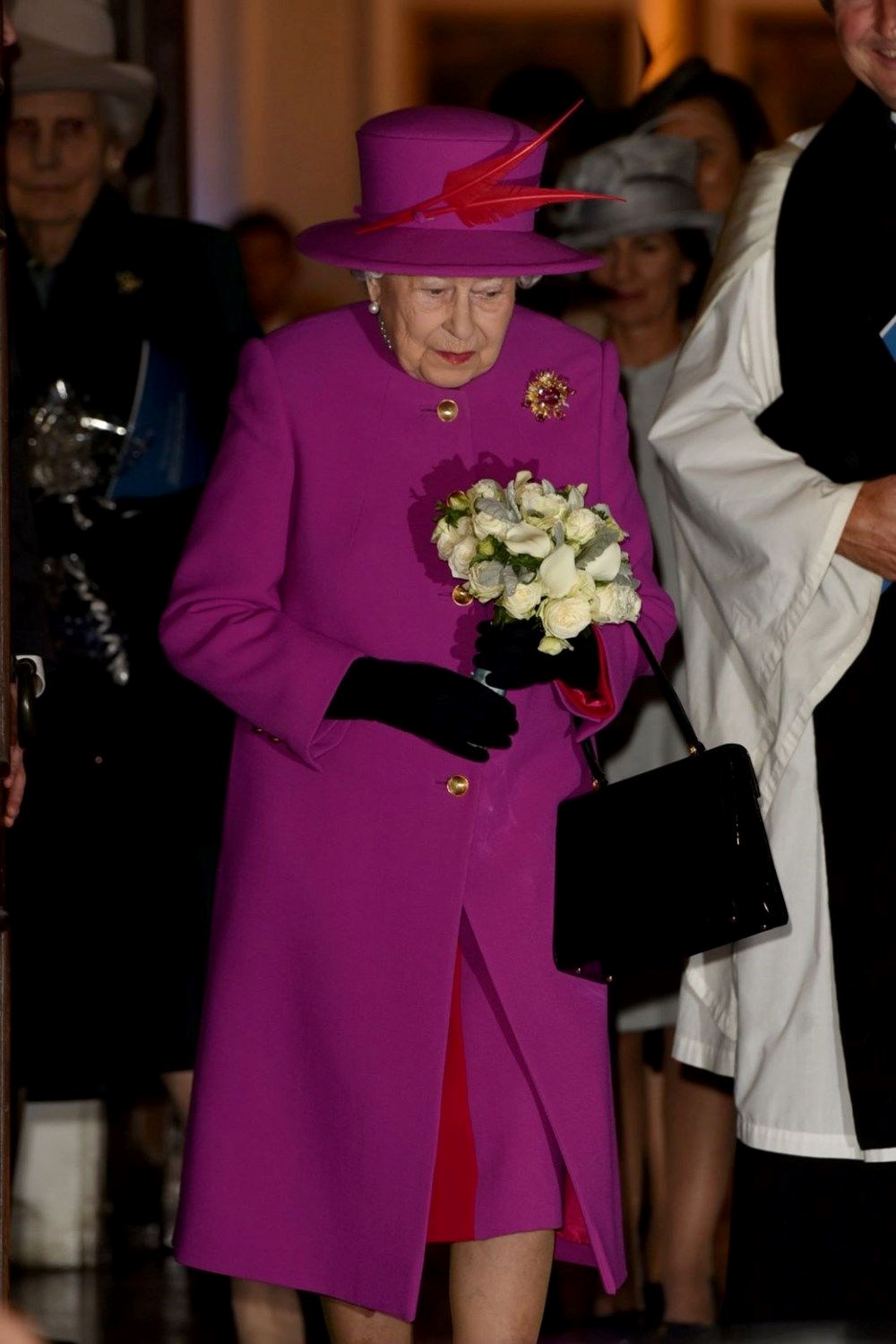 Binlerce insan Kraliçe Elizabeth'in anısına resmi tatil çağrısında ...