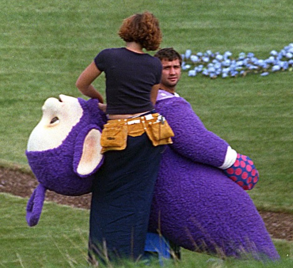 "Teletabiler"den üzücü haber: Tinky Winky karakterini canlandıran Simon ...