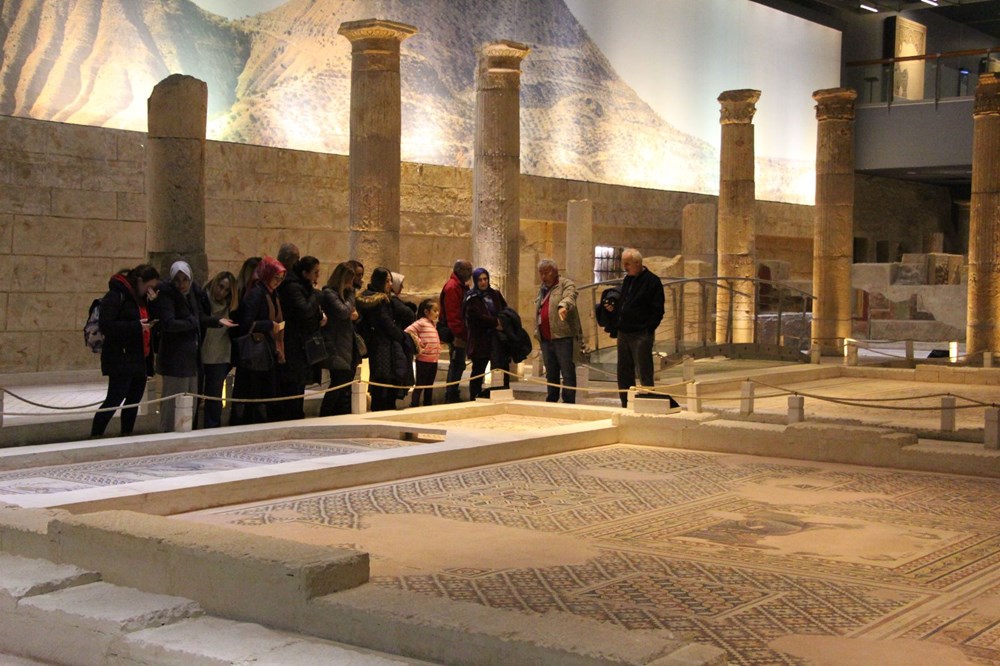 Çingene Kızı mozaiğinin ABD'den Gaziantep'e getirilen 12 parçası ...