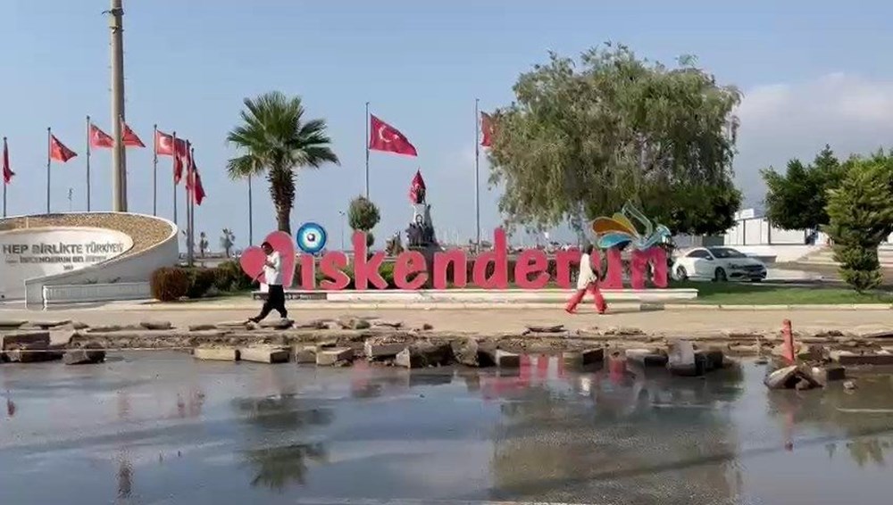 İskenderun’un sahil kesimi yine su altında - Son Dakika Türkiye ...