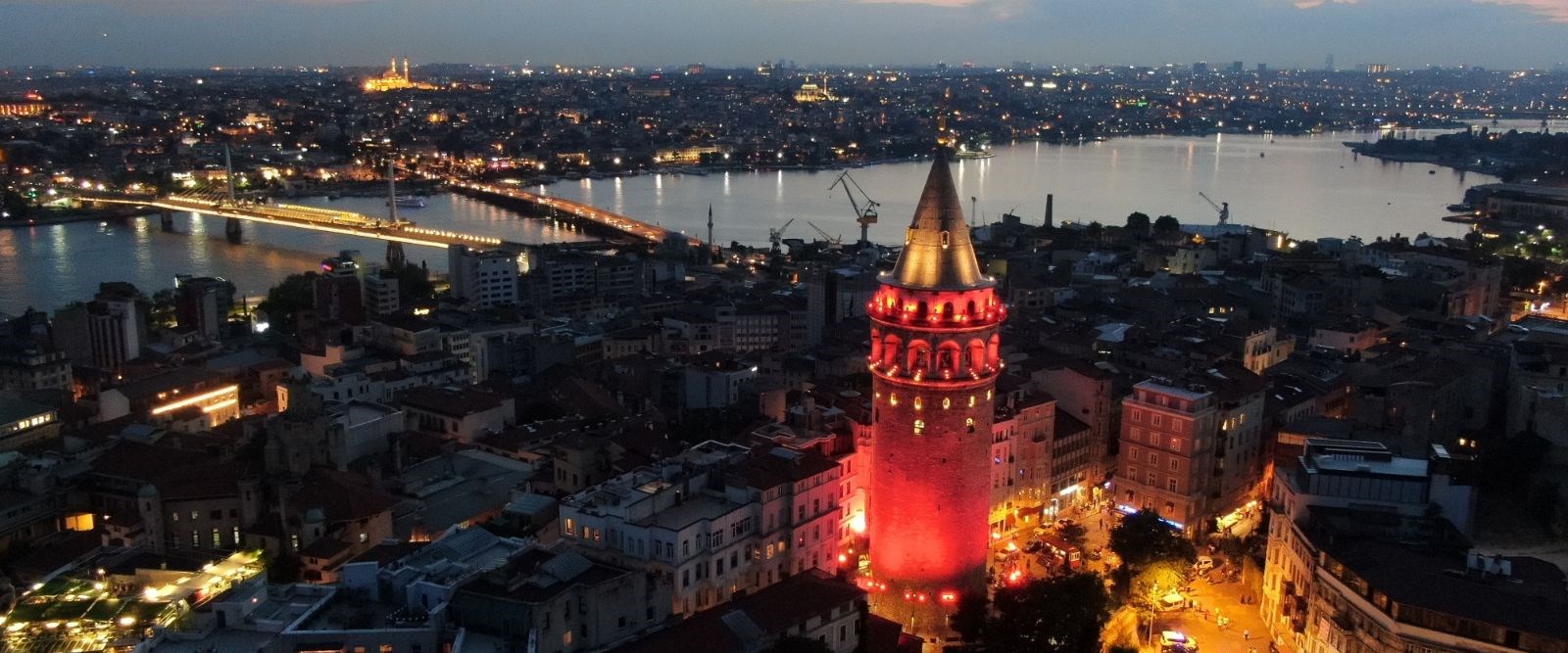 İstanbul'un tarihi simgeleri Milli Takım'a destek için Kırmızı-Beyaza ...