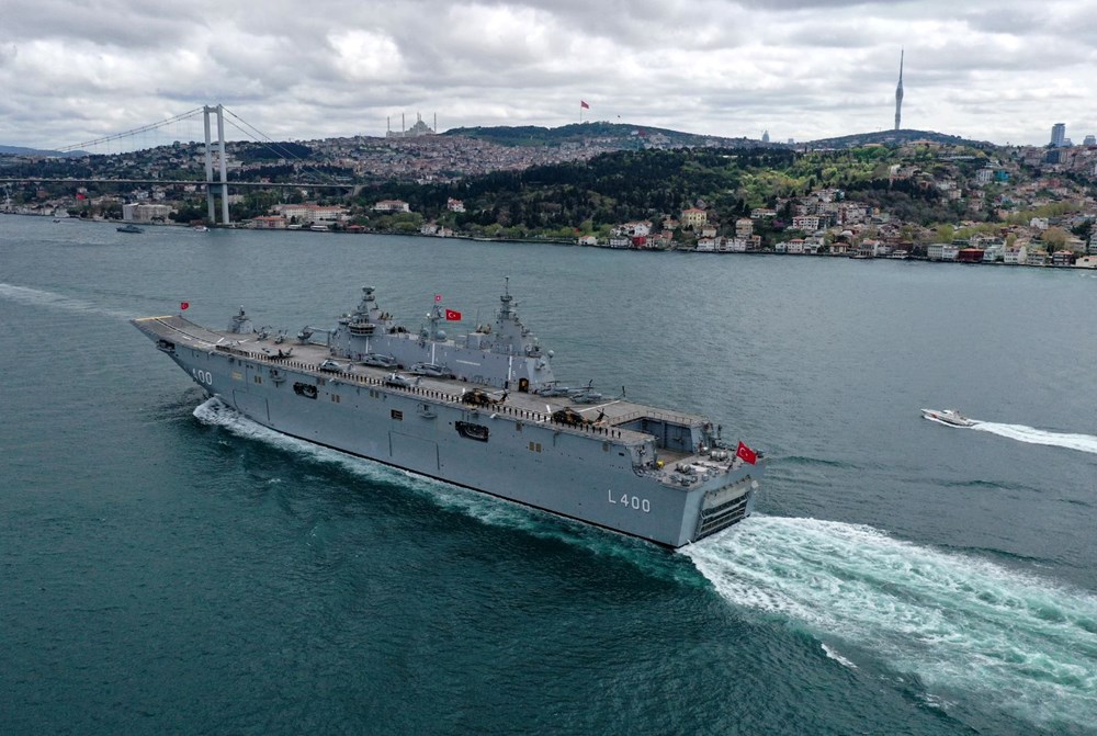 TCG Anadolu, İstanbul Boğazı'nda Cumhurbaşkanı Erdoğan'ı selamladı ...