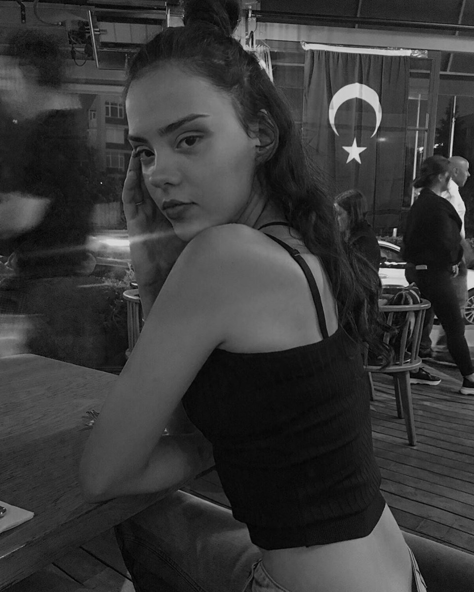 Miss Turkey ikinci güzeli Bilgi Nur Aydoğmuş ve üçüncü güzeli Büşra ...